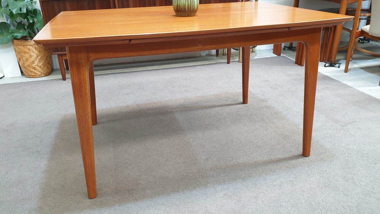 Retro Extendable Dining Kitchen Table NOBLETT - Hilton and Main