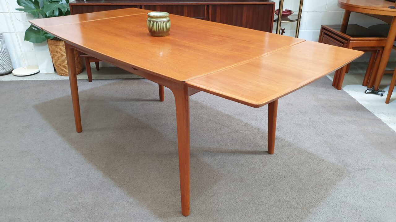 Retro Extendable Dining Kitchen Table NOBLETT - Hilton and Main