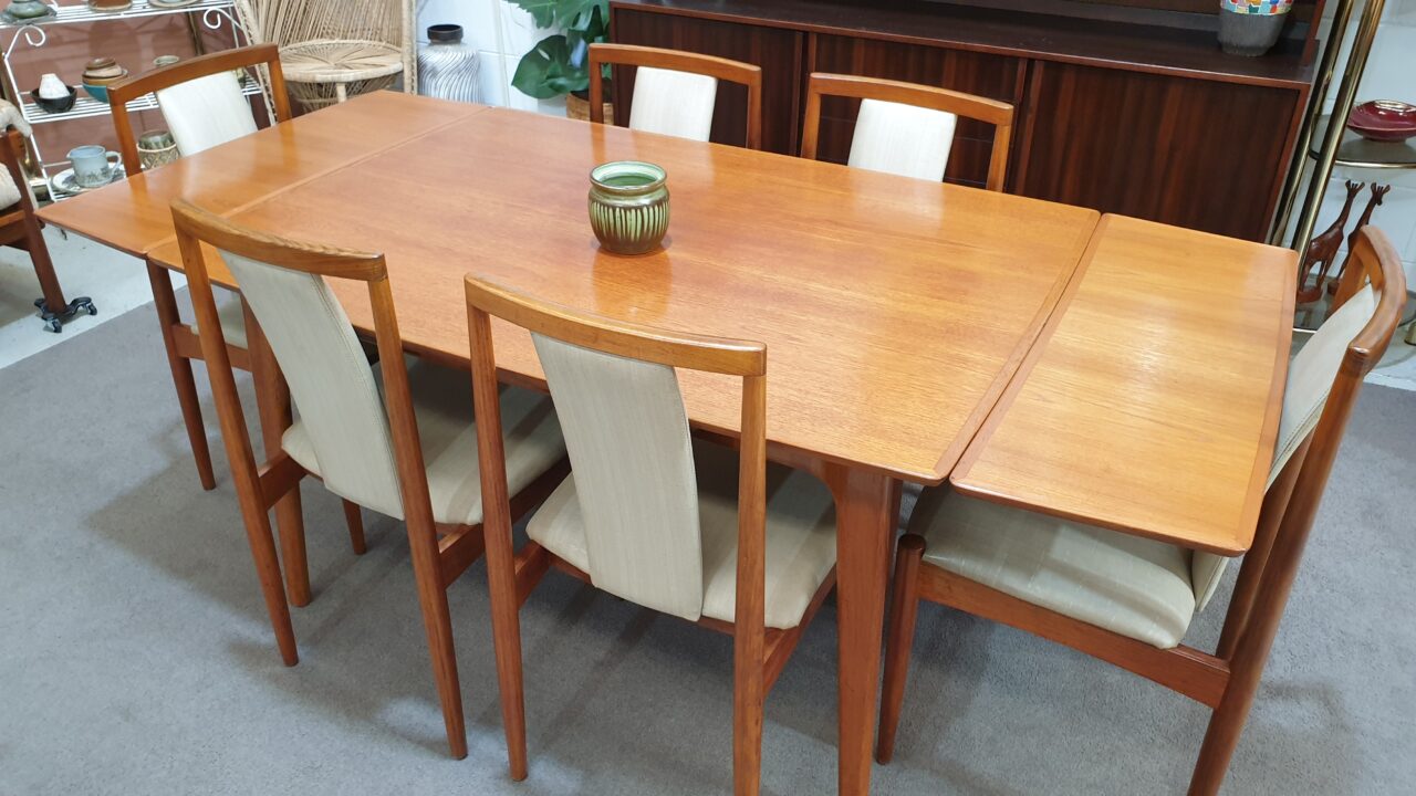 Retro Extendable Dining Kitchen Table NOBLETT - Hilton and Main